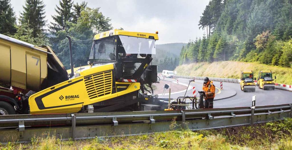 Apa itu Asphalt Finisher? Kegunaan & Cara Kerjanya - United Tractors